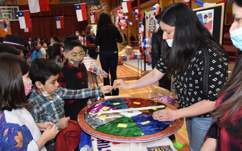 Con juegos y una Misa a la Chilena, LSMF celebró Fiestas Patrias
